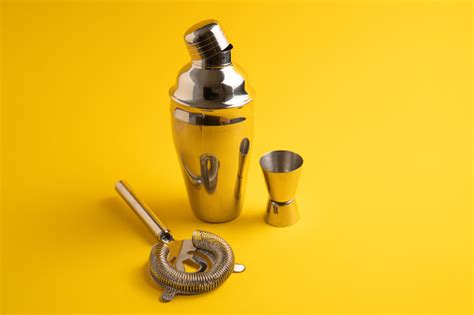 바텐더 장치 필수 바 도구 및 장비 바텐딩 도구 칵테일 셰이커 스트레이너 지거 코블러 셰이커 0명에 대한 스톡 사진 및 기타