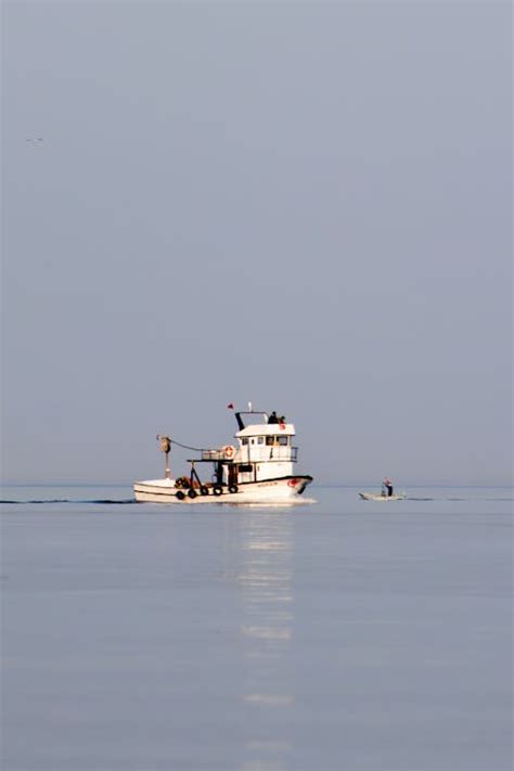 바다 위의 낚시 보트 · 무료 스톡 사진