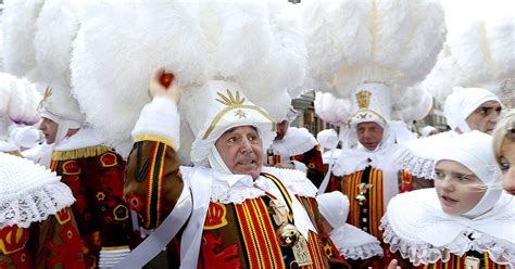 내 타조 깃털 모자 어때 세계적인 축제 벨기에 뱅슈 카니발