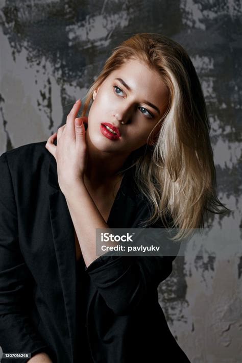 검은 색 재킷을 입고 그녀의 몸에 그림자와 스튜디오에서 포즈 화려한 금발 모델의 초상화 20 24세에 대한 스톡 사진 및 기타 이미지 20 24세 감각 지각 검은색
