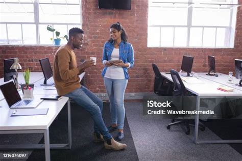 커피와 태블릿을 통해 논의 하는 직장에서 행복 한 다양 한 남성과 여성 동료 2명에 대한 스톡 사진 및 기타 이미지 2명 남성 남아프리카공화국 Istock