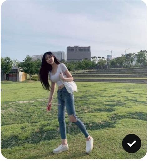 Quick Saves에 있는 A N G L E님의 핀 한국 여자 패션 건강한 몸매 여성 청바지