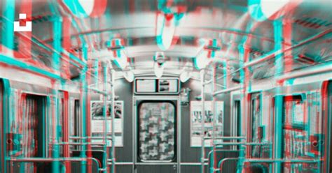 기차 안에 앉아 있는 동안 서로 마주보고 있는 두 사람의 회색조 사진 사진 Unsplash의 무료 지하철 이미지