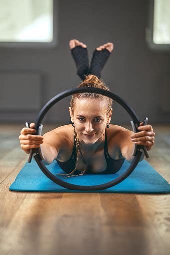 우아한 체조 교사 반전 손 지원 몸에 바닥과 다리에 필라테스 링에 스트레치 바디는 회색 벽 배경 스튜디오에서 부드러움을 개발 가냘픈에 대한 스톡 사진 및 기타 이미지