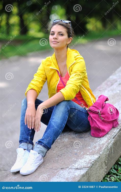 Fille De L Adolescence De Style S Asseyant En Parc Image Stock Image