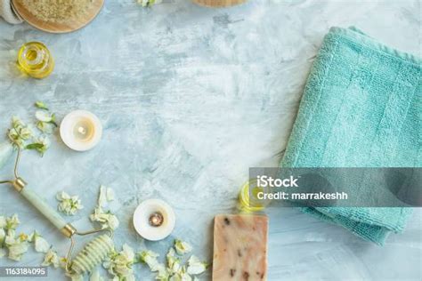 수건 양초가있는 스파 스틸 라이프 탑 뷰 설정 재스민 꽃 옥 얼굴 롤러 복사 공간 자연 스파 배경 콘크리트 배경에 바디 오일 병 0명에 대한 스톡 사진 및 기타 이미지