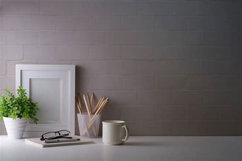 빈 액자 책 커피 컵 및 연필 홀더가있는 최소한의 작업장 텍스트의 공간을 복사합니다 전원주의에 대한 스톡 사진 및 기타 이미지 전원주의 창의력 책상 Istock