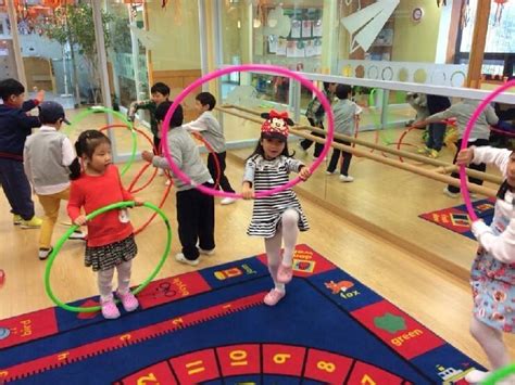 호아스쿨 오늘은 여의도 Cls 친구들 영어체육 수업이 있었습니다 훌라후프를 이용한 체육활동을 하는