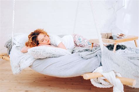 편안한 생활양식입니다 침대에 시간을 보내는 그녀의 잠 옷에서 짧은 곱슬 머리를 가진 행복 한 젊은 빨강 머리 여자 게으른 아침 개념입니다 T 셔츠에 대한 스톡 사진 및 기타