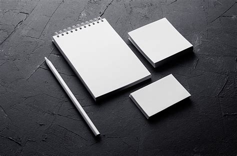 기업의 정체성 템플릿 어두운 회색 콘크리트 텍스처에 편지지 브랜딩 그래픽 디자이너 프레 젠 테이 션 및 포트폴리오에 대 한 조롱 개념에 대한 스톡 사진 및 기타 이미지