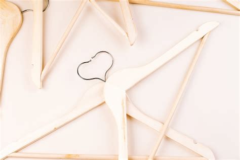 복사 공간이있는 흰색 배경의 옷걸이 쇼핑에서 의식적이고 환경 친화적 인 가정 재활용 또는 제로 폐기물 개념 쇼핑 판매 프로모션 개념 옷걸이에 대한 스톡 사진 및 기타 이미지