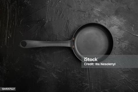 텍스트 또는 음식을위한 복사 공간이있는 큰 프라이팬은 검은 색 어두운 돌 테이블 배경에 텍스트 또는 음식을위한 복사 공간이 있습니다 0명에 대한 스톡 사진 및 기타 이미지