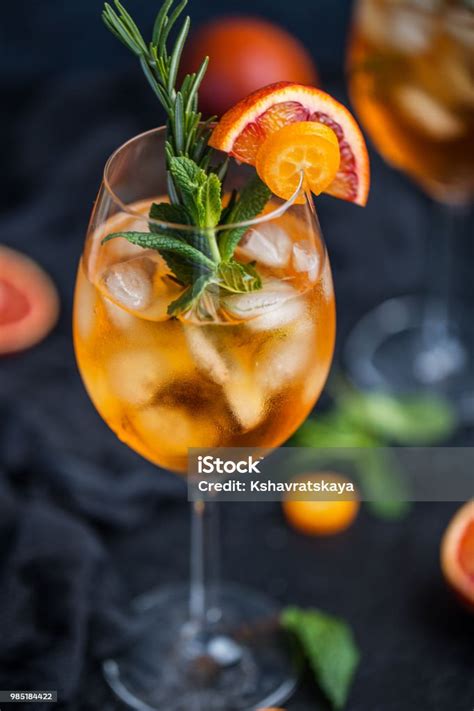 오렌지 주스와 얼음 조각으로 칵테일입니다 어두운 배경에서 오렌지 소 다 음료의 유리 0명에 대한 스톡 사진 및 기타 이미지 0명 감귤류 과일 과일 Istock