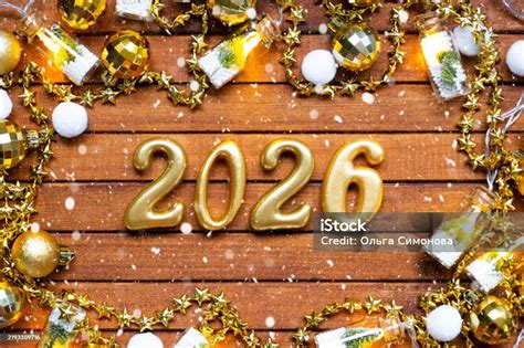 새해 복 많이 받으세요 나무 숫자 2026 스팽글 눈 화환의 조명과 아늑한 축제 갈색 나무 배경 인사말 엽서 달력 표지 12월에 대한 스톡 사진 및 기타 이미지 Istock