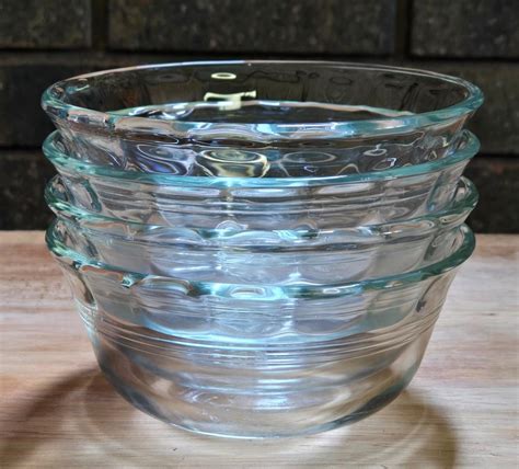 Pyrex 4 Small Bowls