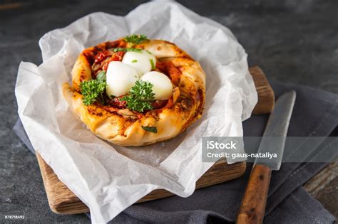 오리엔탈 스타일에서 파이입니다 토마토와 모 짜 렐 라 필로 과자입니다 어두운 배경입니다 채식 음식입니다 그리스 음식에 대한 스톡 사진 및 기타 이미지 Istock