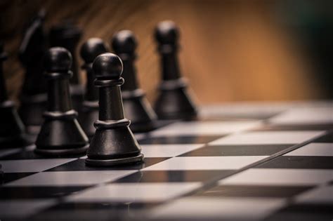 검은 색과 흰색 보드에 체스 조각 검은 전당포는 승리를 위해 팀워크와 싸우는 리더입니다 개념에 대한 스톡 사진 및 기타 이미지