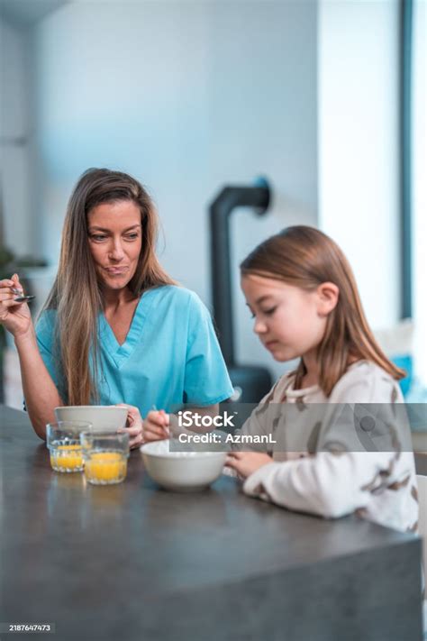 부엌에서 음식을 준비하는 백인 여성 의료 전문가 및 어린이 2명에 대한 스톡 사진 및 기타 이미지 2명 40 44세 8 9 살 Istock