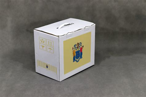 흰색 상자에 뉴저지 플래그와 회색 배경에 깨지기 쉬운 기호와 상태 플래그 바코드 뉴저지에서 수출 거래의 개념 개념에 대한 스톡