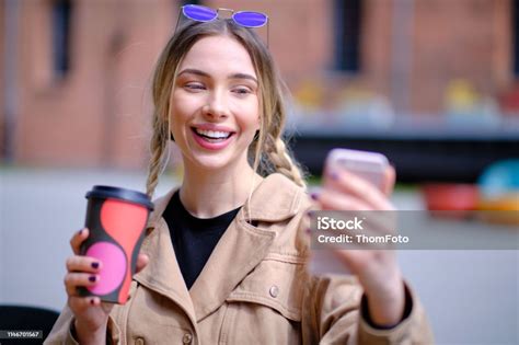 여름 도시 거리에서 산책 하는 여자와 마시는 종이 컵에 커피를 멀리 이동 중에는 아침 식사 거리에 대한 스톡 사진 및 기타 이미지 Istock