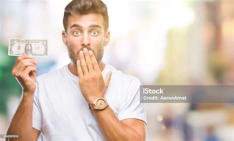 격리 된 배경 표지 입 손으로 이상의 달러를 들고 잘생긴 젊은이 실수 두려움 침묵 비밀 개념에에서 무서 워의 표현에 대 한