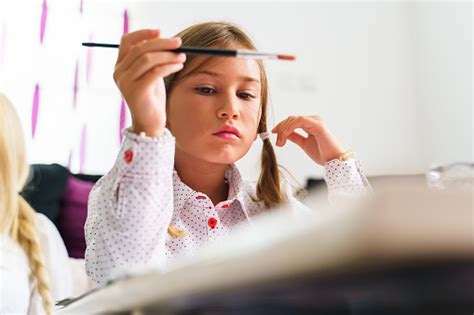 집에서 작은 백인 소녀 그림에 가까이 학교에 대한 예술 수업을 완료페인트 브러시를 사용하여 작은 아이 학교 창의력 어린 시절과 성장 개념으로 돌아 6 7 살에 대한 스톡