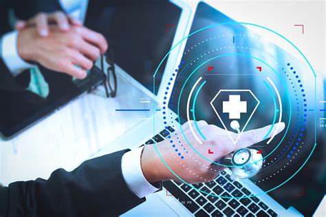 의료 기술 네트워크 팀 회의 개념입니다 닥터 손 작업 스마트 전화 현대 디지털 태블릿 노트북 컴퓨터 그래픽 차트 인터페이스 태양 플레어 효과 사진 건강관리와 의술에 대한