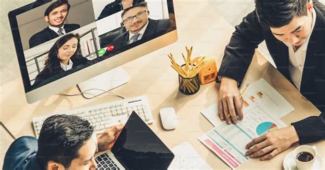 화상 통화 그룹 비즈니스 사람들은 가상 작업 공간 또는 원격 사무실에서 만납니다 스마트 비디오 기술을 사용하여 전문 기업 비즈니스의 동료와 소통하는 원격 근무 전화 회의