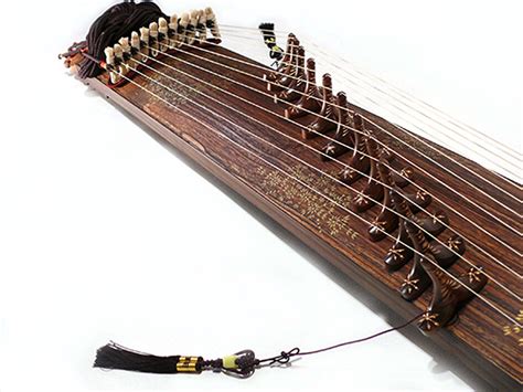 전통 악기 제작은 “숙성된 나무에 사람의 철학을 더하는 작업”