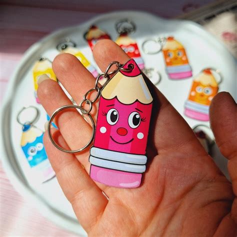 خرید و قیمت روز دانش آموز جاکلیدی چوبی طرح مداد رنگی تک عددی از غرفه