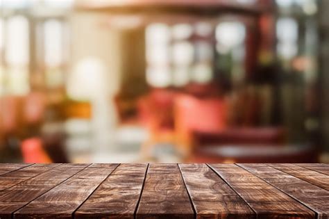 빈 나무 테이블 상단과 흐린 커피 숍과 Restaurent 인테리어 배경 디스플레이 또는 몽타주에 사용할 수 있습니다 제품을 몽타주 탁자에 대한 스톡 사진 및 기타 이미지