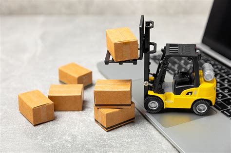 밝은 배경에 노란색 지게차와 노란색 트럭 물류 개념 온라인 쇼핑의 물류 및 공급망 관리 전 세계 매장으로 상품 또는 제품 배송 골판지 상자 0명에 대한 스톡 사진 및 기타