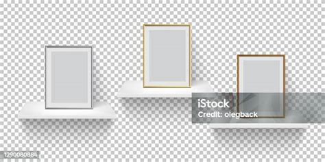 흰색 선반 세트에 그림을 위한 프레임입니다 투명 한 배경에 실버 황금 및 청동 프레임 사진 그림 카드 또는 사진을 위한 빈 공간입니다 3d 사실적인 현대 템플릿 벡터