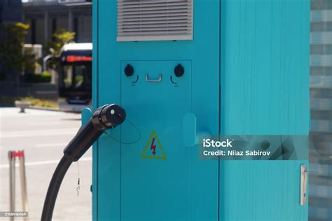 주차장 무료 주차장이 있는 도시 주유소에서 일반적으로 허용되는 표준의 커넥터로 전기 자동차 배터리를 충전하기 위한 파란색 고정식