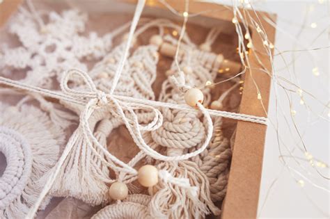 마카메 장식이 있는 크리스마스 선물 상자 크리스마스 트리 반지 마크라메 스타일의 눈송이 천연 소재 면 실 나무 구슬 에코 장식 장식품 손으로 만든 장식 겨울 방학 12월에