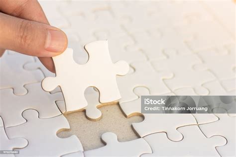 퍼즐 조각 마지막 지 그 소 퍼즐 마지막 퍼즐 조각 비즈니스 성공 개념을 완료에 대 한 비즈니스 개념을 넣어 손 개념에 대한 스톡 사진 및 기타 이미지 Istock