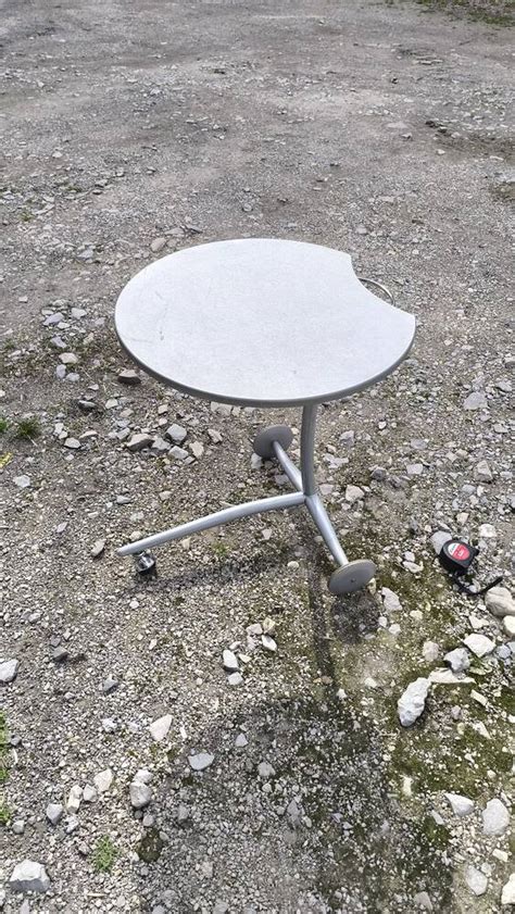 Малка масичка Друга мебел Мебели за дома и офиса Търговище Продавам масичка масив в до