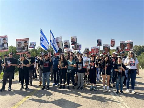 צעדת משפחות החטופים מעוטף עזה לירושלים יצאה לדרך יישובניק נט