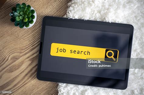 테이블에 화면에 검색 작업이 있는 디지털 태블릿의 평면도 0명에 대한 스톡 사진 및 기타 이미지 0명 Brand Name Smart Phone 검색 Istock