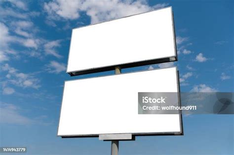 화이트 빈 공간이 당신의 자신의 텍스트를 추가 하려면 광고 판 흰 구름과 푸른 하늘 야외 클리핑 경로와 배너 광고에 대 한 배경 간판에 대한 스톡 사진 및 기타 이미지