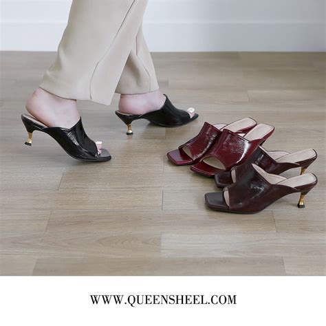 퀸즈힐 고급스러운 투톤 컬러와 골드 메탈 굽이 돋보이는 썸머 뮬 어디에나 잘 어울리는 데일리