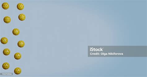 플라스틱 공은 파란색 배경에 피클볼을 하기 위한 구멍이 있습니다 미국 스포츠 배너 3d 렌더링 0명에 대한 스톡 사진 및 기타 이미지 Istock