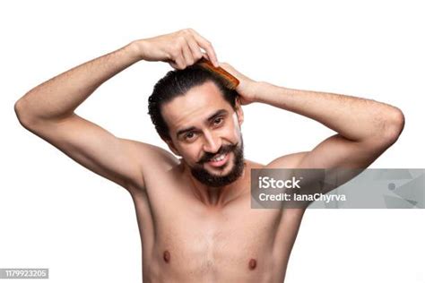 흰색 배경 위에 고립 된 맨손으로 서 머리를 빗질 콧수염세련된 잘 생긴 수염 아침 치료의 개념 아침 루틴 가정 생활에 대한 스톡
