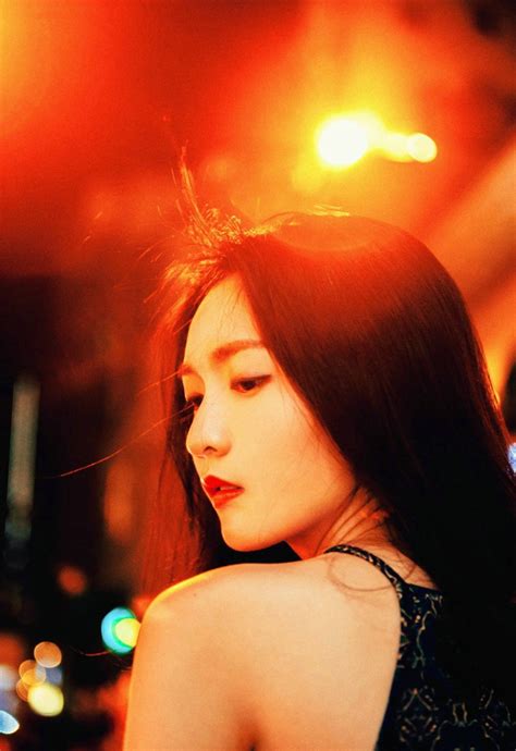 夜晚街头上的率性漂亮美女性感迷人5 儿童画简笔画图片 哇图网