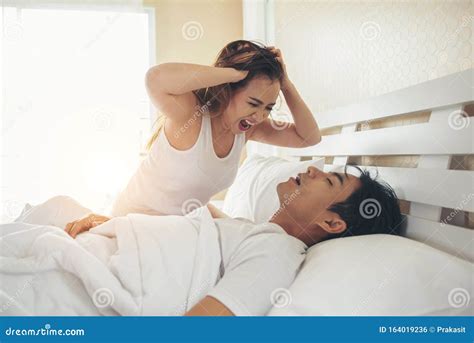 Jovem Enteada Com Seu Namorado Roncando Foto De Stock Imagem De Dormir Vida