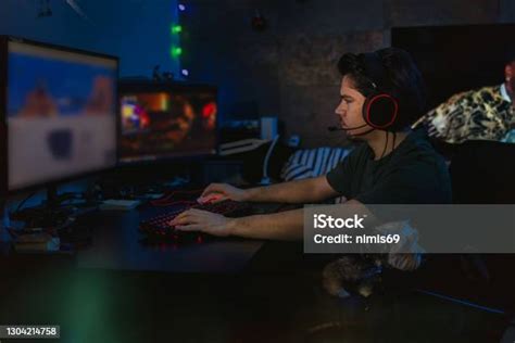 십대 소년 재생 멀티 플레이어 게임 에 데스크톱 Pc 에 그의 어두운 방 18 19세에 대한 스톡 사진 및 기타 이미지 18