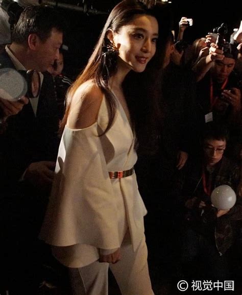 范冰冰白裝露深溝秀香肩女王范足 遭粉絲圍堵獲保鏢貼身護駕氣場強 每日頭條