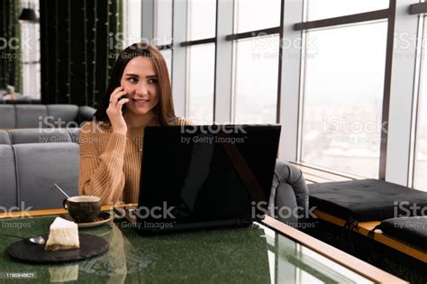 젊은 여자는 노트북에서 작업하고 커피 숍에서 전화로 이야기 가득 찬에 대한 스톡 사진 및 기타 이미지 가득 찬 공부 구름 Istock