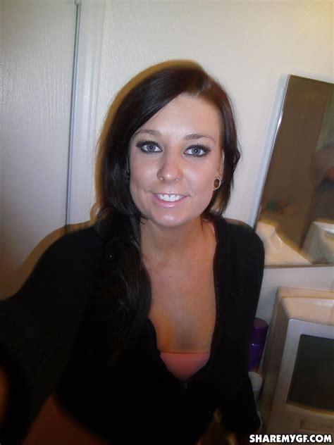 Une Jeune Femme Brune Aux Gros Seins Prend Des Selfies De Ses Gros Seins Et De Son Corps Sexy