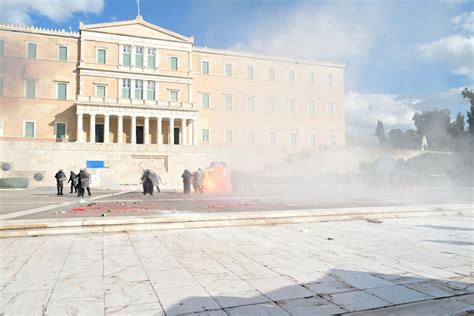 ΑΝΑΝΕΩΜΕΝΟ ΟΚΤΩ ΤΡΑΥΜΑΤΙΕΣ ΣΤΑ ΕΠΕΙΣΟΔΙΑ ΠΟΥ ΕΓΙΝΑΝ ΕΞΩ ΑΠΟ ΤΗ ΒΟΥΛΗ